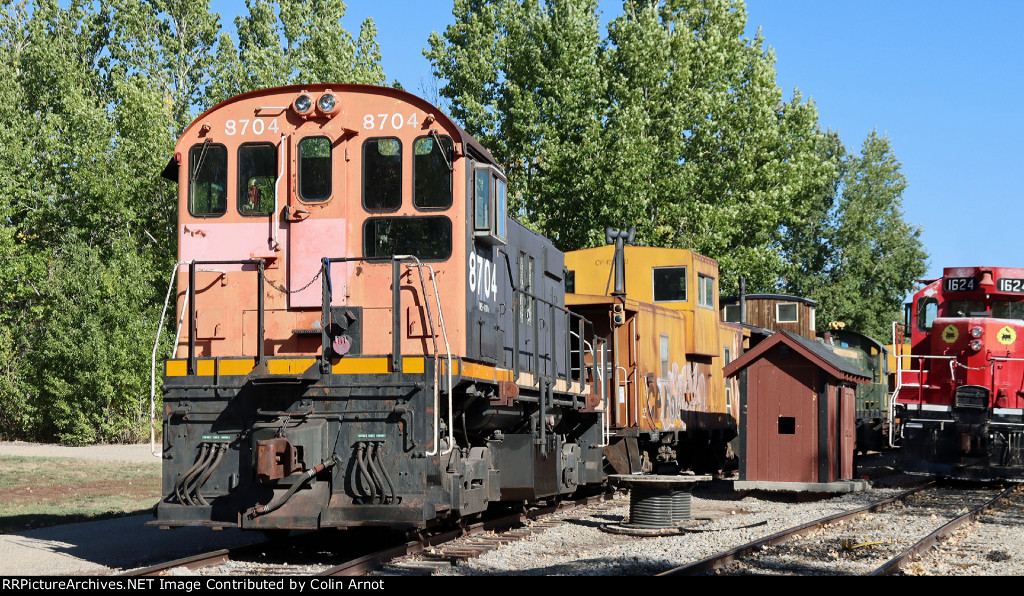 Aspen Crossing MLW s-13u, 8704 (ex CN 8608)